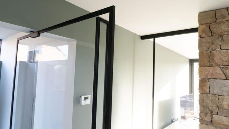 Porte en verre sur pivot : l'élégance à portée de main - Vitrerie Couard